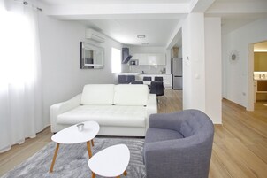 Luxury Apartment (1 Bedroom) | Sala de estar | TV de ecrã plano 