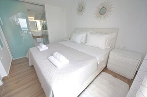 Luxury Penthouse (2 Bedrooms) with Sea view and Hot Tub | Cofre no quarto, ferro/tábua de engomar, Wi-fi grátis 