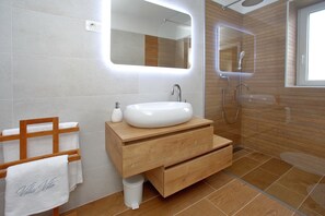 Luxury Penthouse (2 Bedrooms) with Sea view and Hot Tub | Casa de banho | Um polibã, artigos de higiene pessoal grátis, um secador de cabelo 