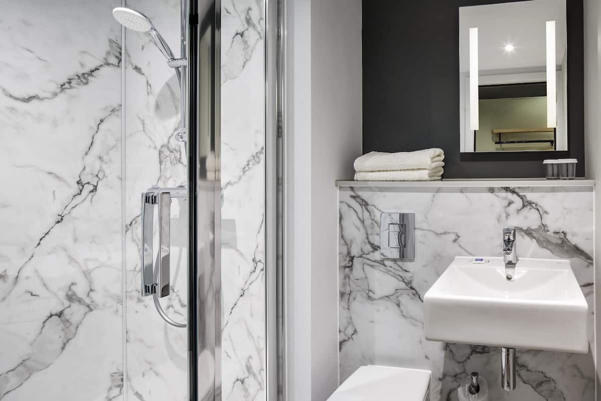 Cortinas/cortinados opacos, quartos insonorizados, berço de viagem