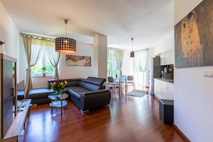 Apartamento, 2 quartos, sacada | Área de estar | TV de tela plana