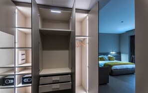 Quarto Deluxe | Minibar, cofre no quarto, secretária, cortinas/cortinados opacos 