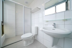 Quarto Quádruplo Familiar, não fumadores | Casa de banho | Um polibã, um secador de cabelo, chinelos, sanita com bidé eletrónico 
