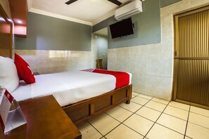 Quarto básico | Frigobar, escrivaninha, Wi-Fi de cortesia, roupa de cama