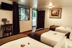 Quarto Triplo Superior, 3 camas individuais, vista para a montanha | Roupa de alta qualidade, cofre no quarto, secretária 