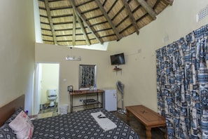 Chalé econômico, 1 cama de casal | Frigobar, roupa de cama