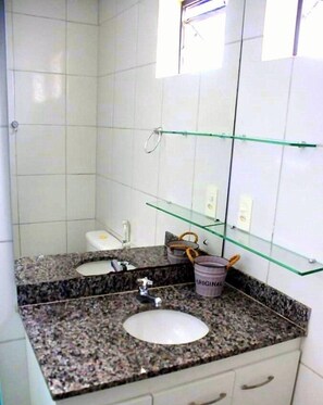 Um polibã, um secador de cabelo, toalhas fornecidas, champô 