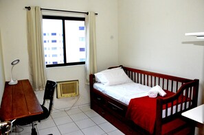 Secretária, cortinas/cortinados opacos, ferro/tábua de engomar 