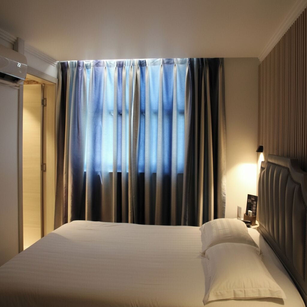 Roupa de alta qualidade, cofre no quarto, secretária 