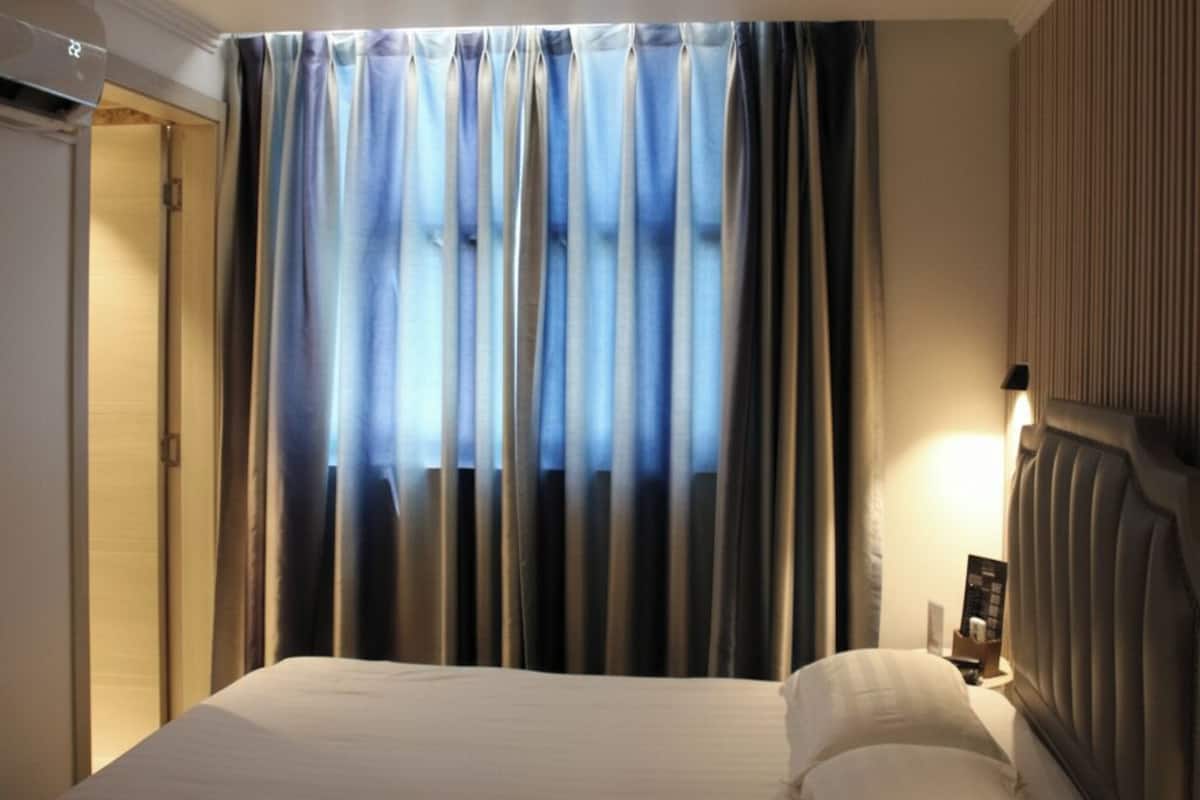 Roupa de alta qualidade, cofre no quarto, secretária