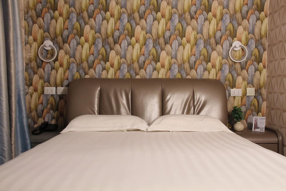 Roupa de alta qualidade, cofre no quarto, secretária