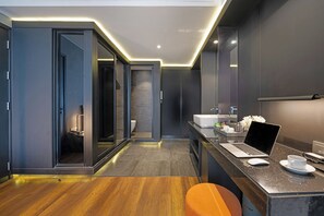 Produtos de higiene exclusivos, um secador de cabelo, roupões, chinelos 