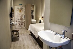 Secretária, Wi-fi grátis, roupa de cama fornecida 