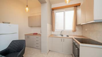 Apartamento básico, 2 quartos (2) | Cozinha privada | Geladeira, fogão, cooktop, chaleira elétrica