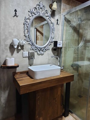 Quarto triplo standard | Banheiro | Chuveiro, chuveiro com efeito de chuva, produtos de toalete grátis 