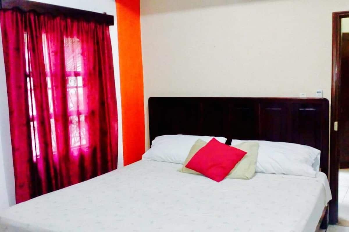 Quarto, 1 cama king-size | Cofre no quarto, Wi-fi grátis