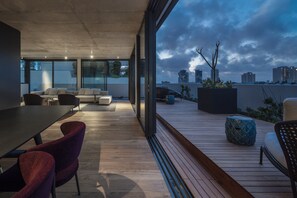 Apartamento Presidencial, varanda, Vista para a cidade | Sala | Televisor LCD de 52 polegadas com canais por cabo, televisor 