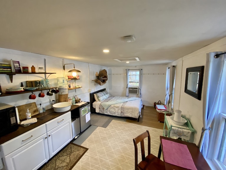 ️ Secluded 1940s Romantic Tiny House On The River - West Virginia