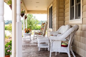 Fachada do alojamento (tarde/noite)