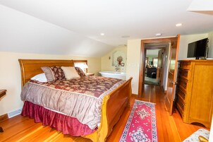 Quarto, 1 cama queen-size, banheira de hidromassagem | Com decoração personalizada, com mobília individualizada 