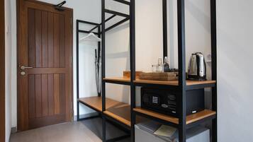 Frigobar, cofres nos quartos, escrivaninha