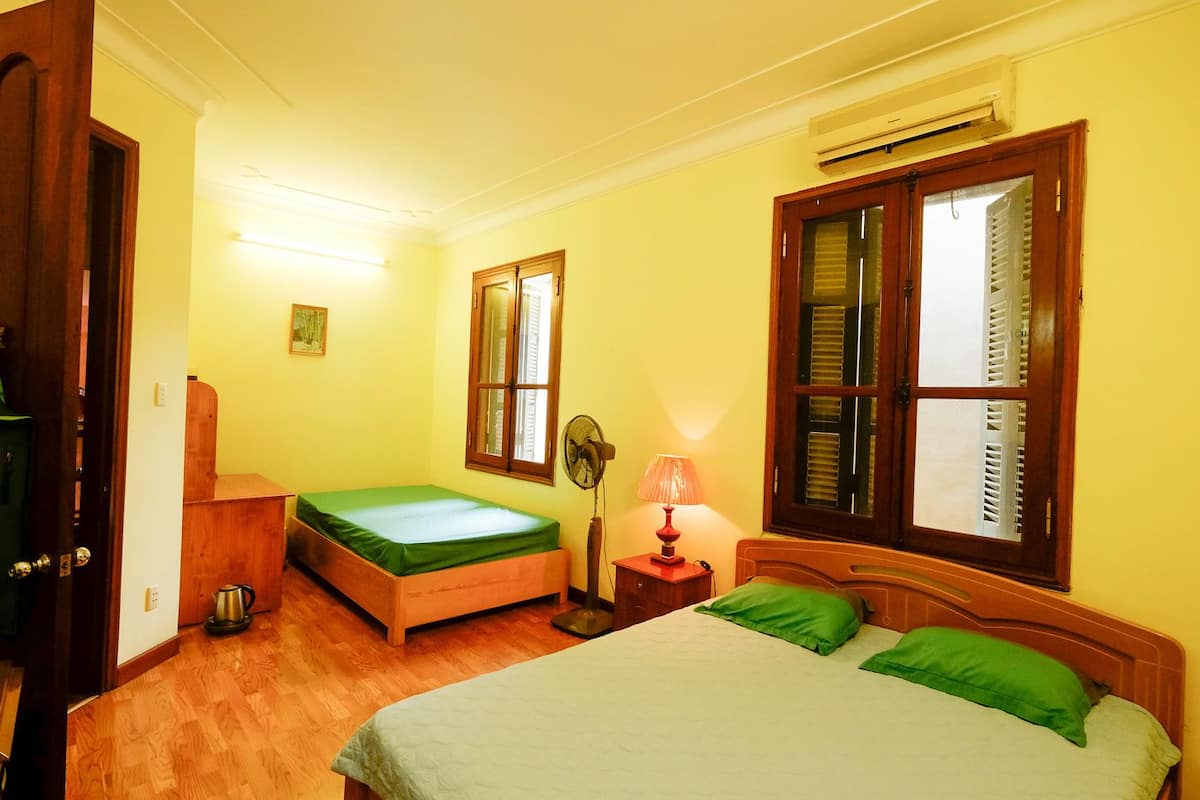 Quarto Deluxe, 1 cama queen-size | Ferro/tábua de engomar, Wi-fi grátis, roupa de cama fornecida