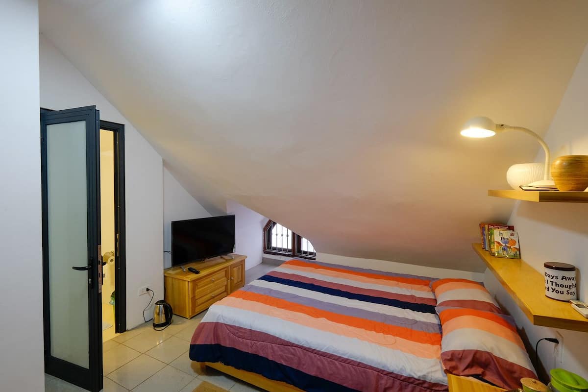 Ferro/tábua de engomar, Wi-fi grátis, roupa de cama fornecida