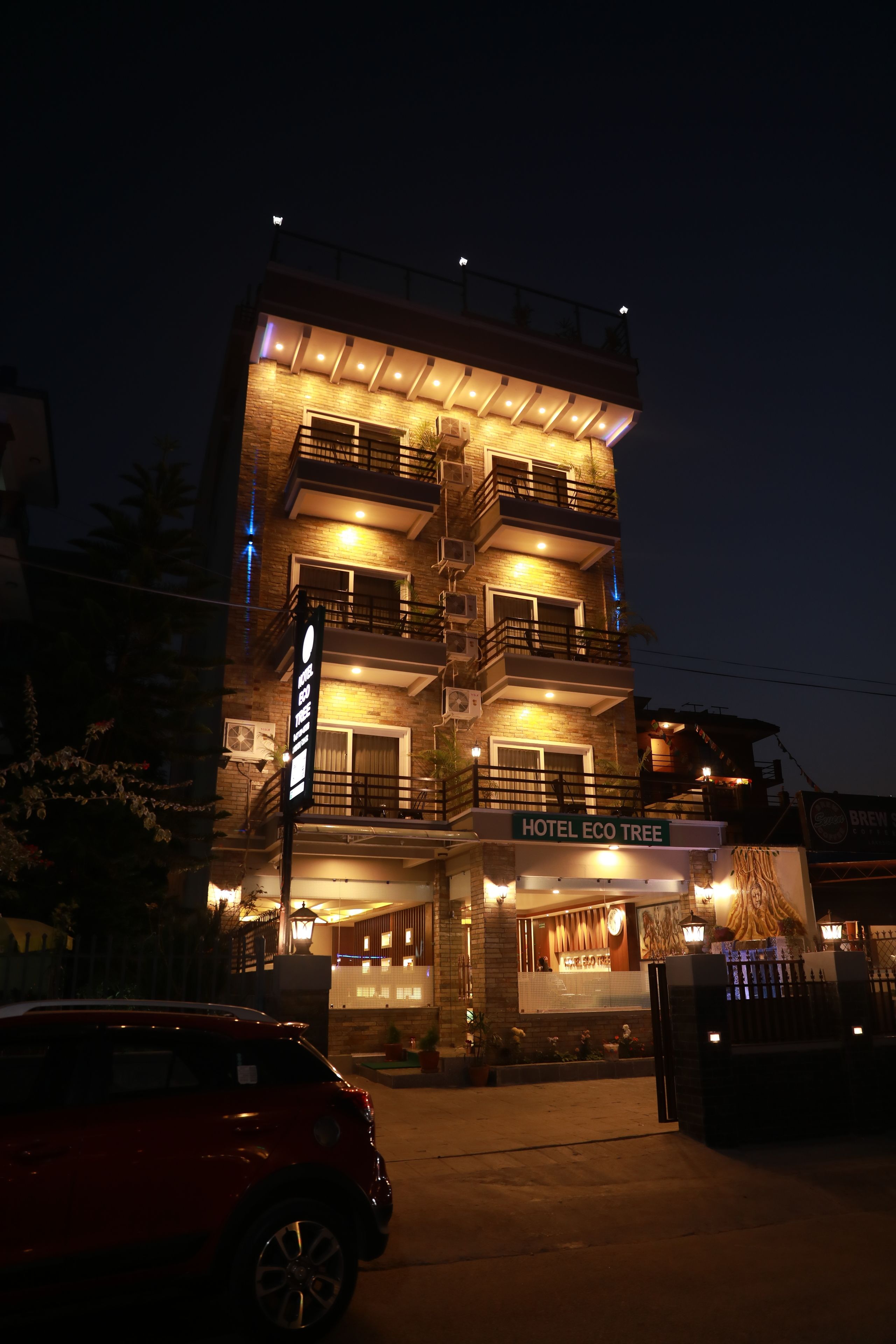 Fachada da propriedade à noite