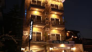 Fachada da propriedade à noite