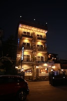 Fachada do alojamento (tarde/noite)