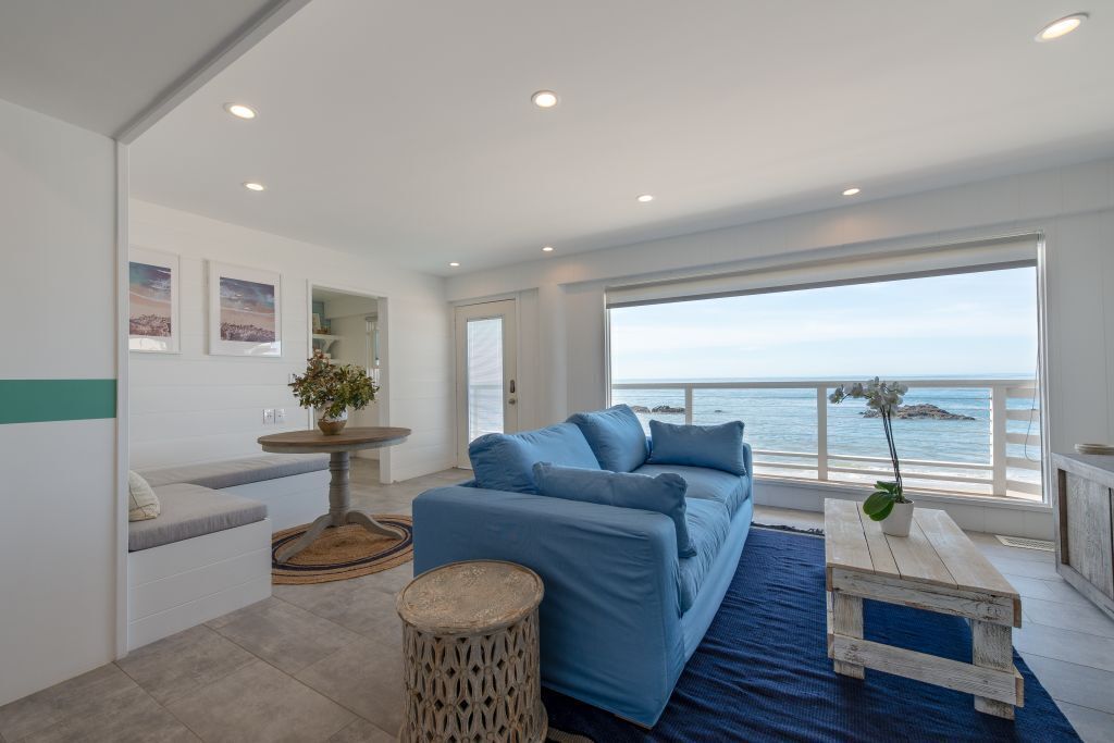 Malibu Rd Ocean Front Dry Sandy Beach House + Studio, 2 Kitchens, Cedar Hot Tub - Malibu, CA