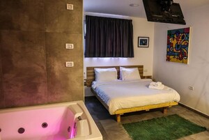Studio Apartment with Jacuzzi | Cofre no quarto, secretária adequada para computadores portáteis