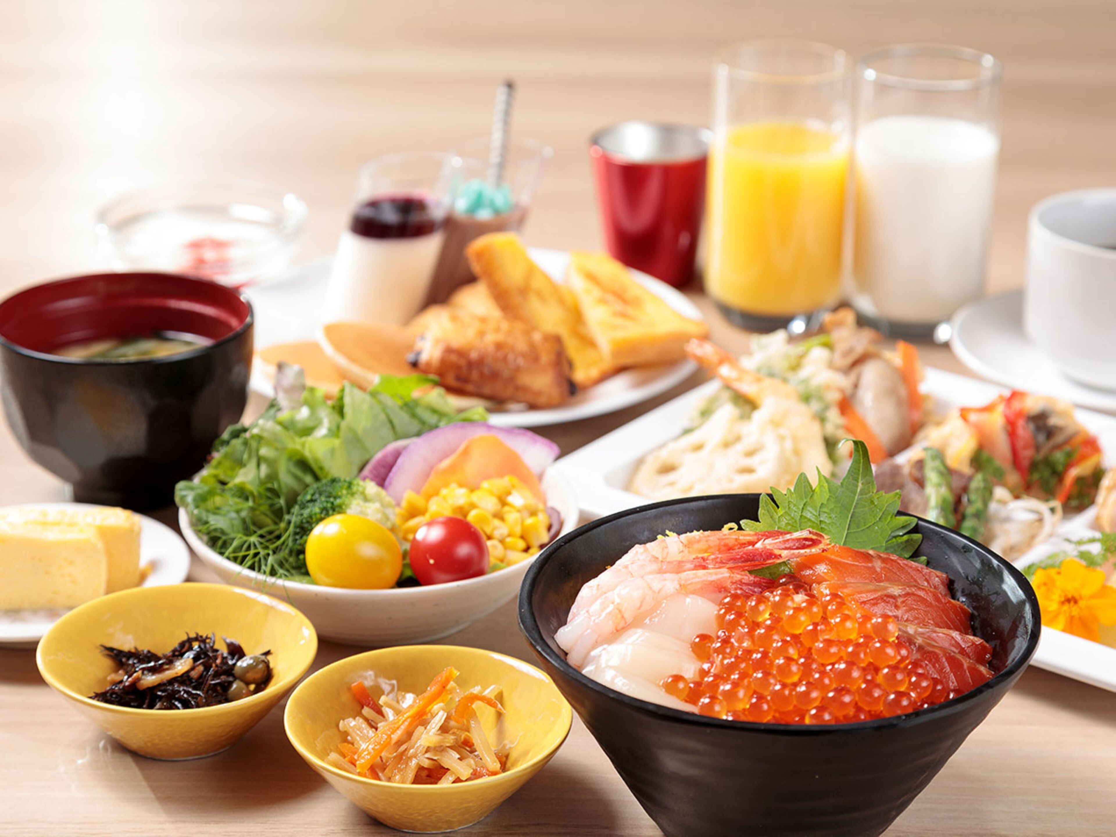 Diversos pratos, incluindo sashimi, legumes e uma tigela de caviar.
