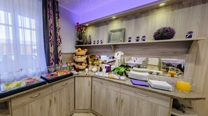 Pequeno-almoço tipo buffet diário (12 EUR por pessoa)