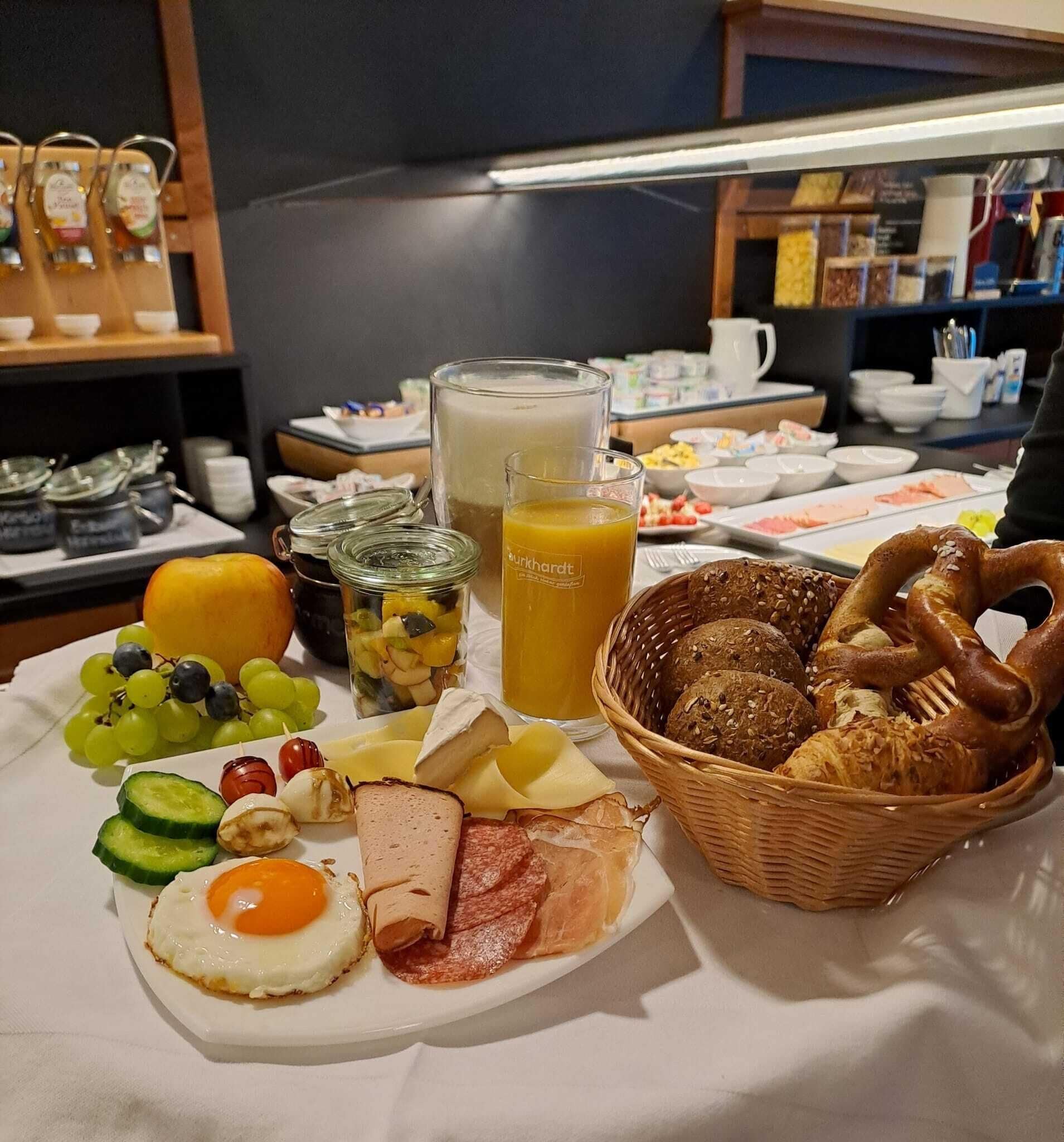 Um buffet de café da manhã com diversas opções de alimentos e bebidas.