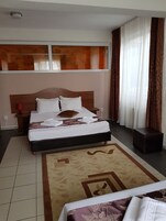 Quarto Duplo Superior, 1 cama queen-size | 1 quarto, secretária, ferro/tábua de engomar, Wi-fi grátis 