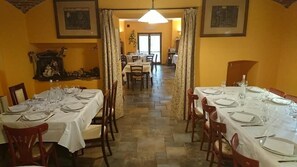 Pequenos-almoços e jantares servidos, incluindo cozinha italiana