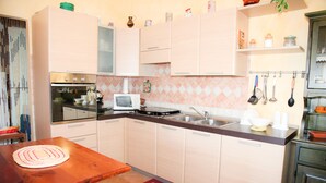 Vila, 2 quartos | Cozinha privada | Máquina de café expresso, geladeira grande, fogão, cooktop