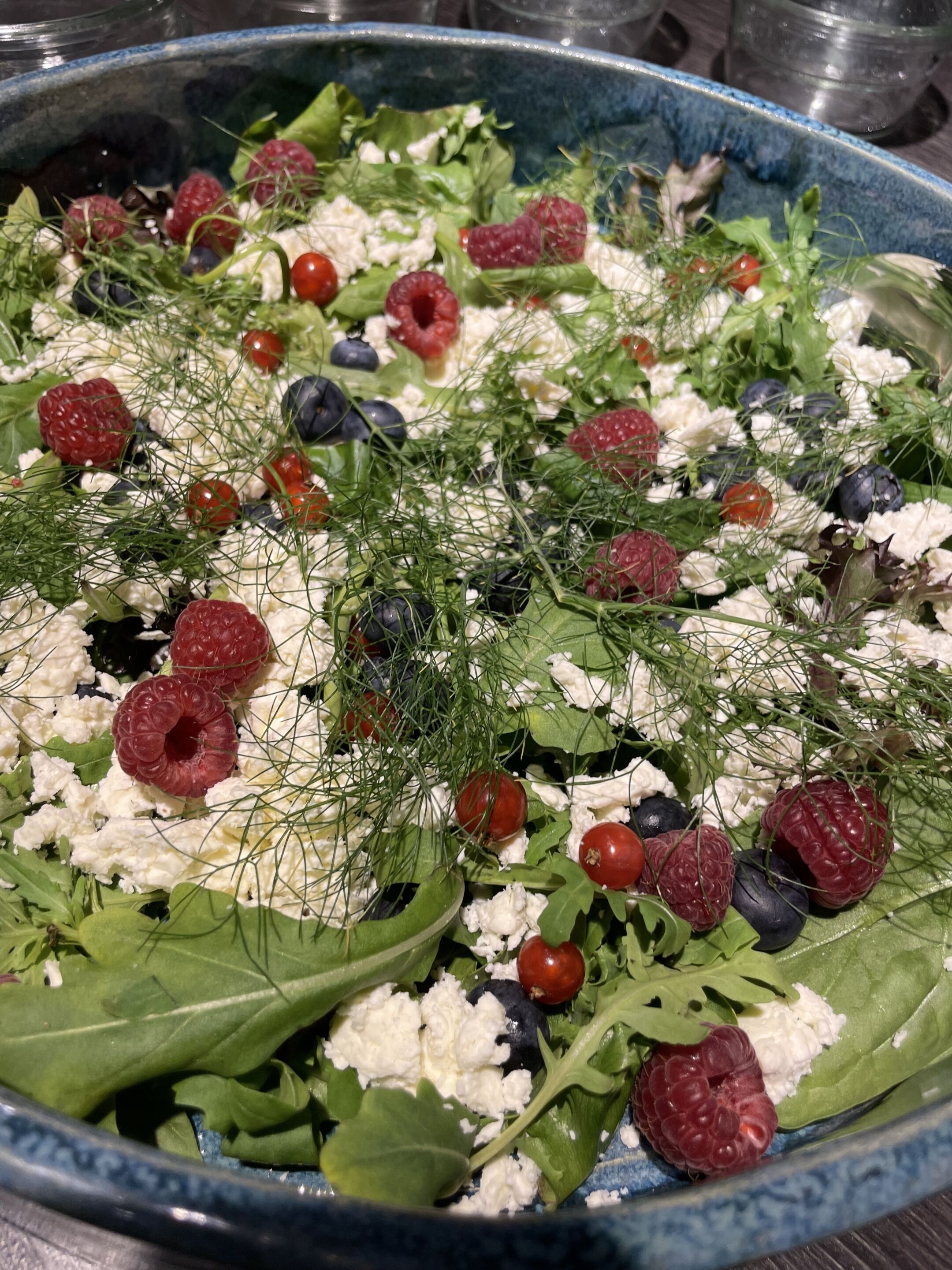 Uma salada com diversos ingredientes.