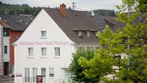 Edifício de hotel com fachada branca e várias janelas.