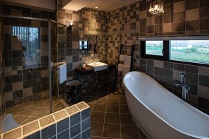 Quarto Duplo Deluxe, banheira | Casa de banho | Um polibã e uma banheira separados, artigos de higiene pessoal grátis 