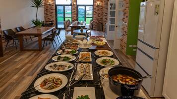 Café da manhã com pratos da culinária local grátis todos os dias