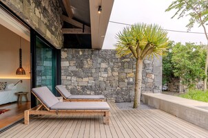 Quarto casal ou duplo luxo, piscina particular, vista para o jardim | Roupas de cama premium, frigobar, cofres nos quartos