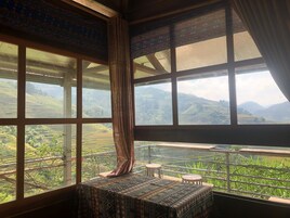 Chuveiro, ducha de hidromassagem, produtos de toalete de grife, chinelos