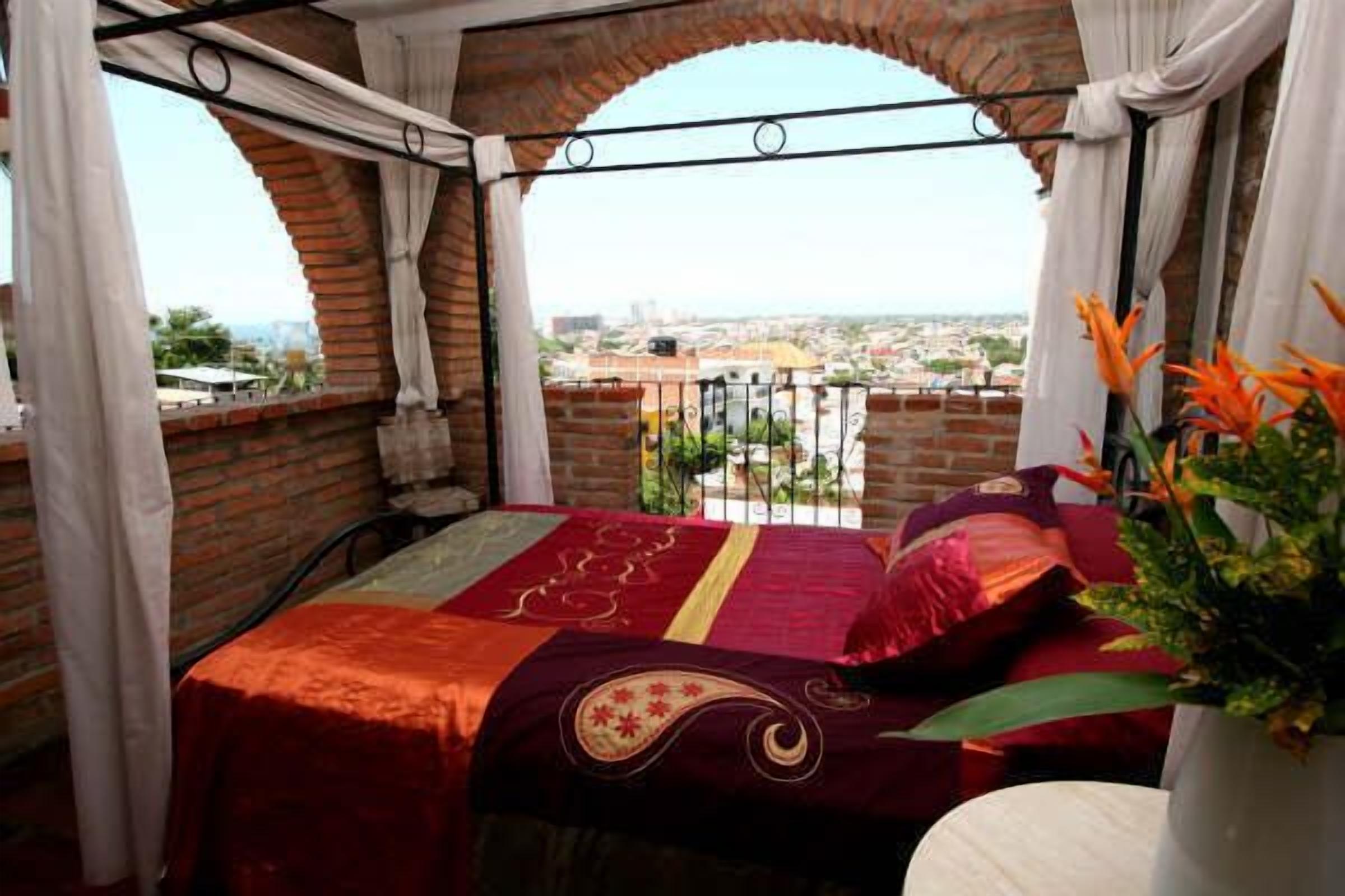Angelsrest P/v  A Big Hacienda Sleeps  26  In Are Short Term Rooms - Puerto Vallarta