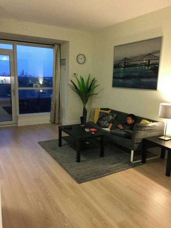 Closed To Subway 1+1 Luxury Condo With Parking And Wifi - Ontario