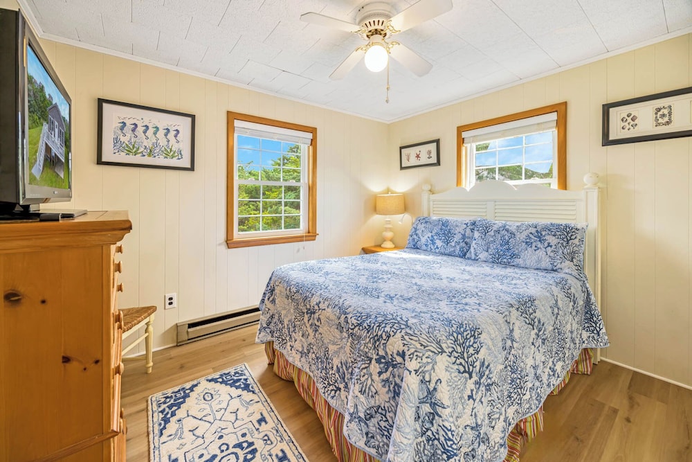 Summer Savings - Soundside Home W/ Beach Nearby, Grill, Outdoor Shower, & Movies - Outer Banks, NC