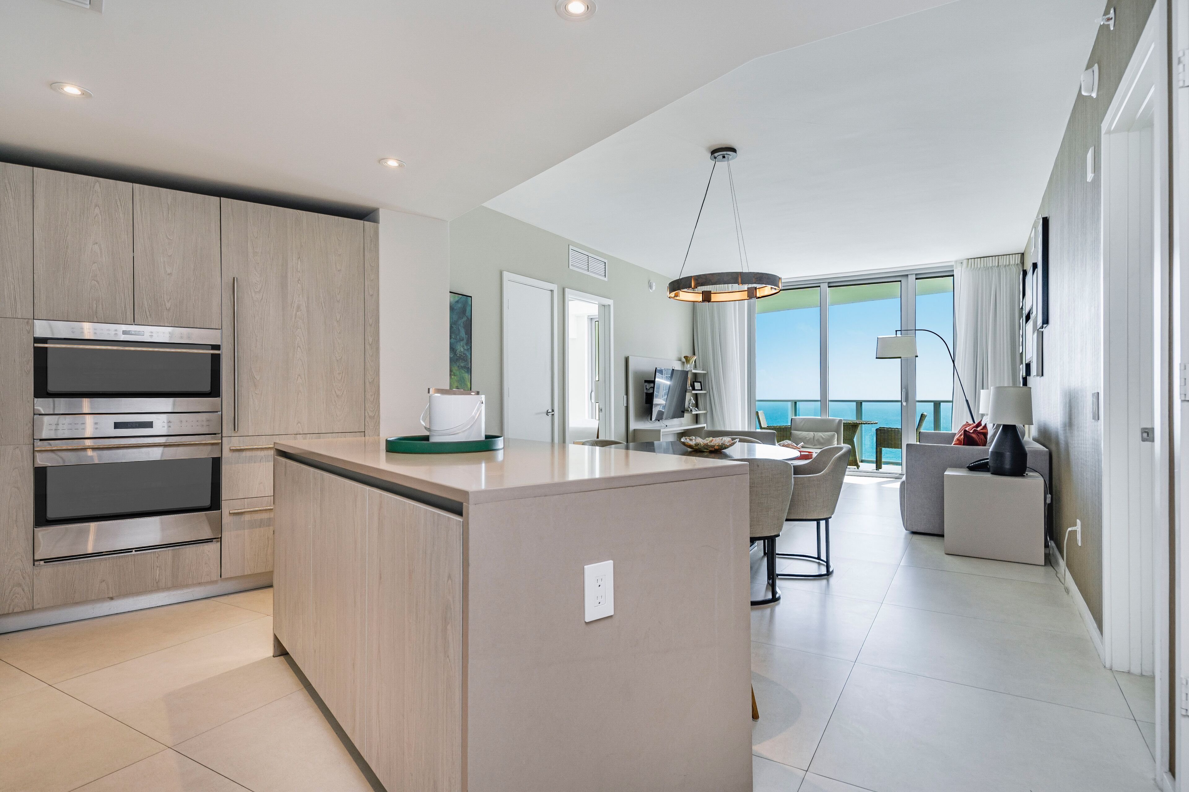 Suite de Luxo, 2 quartos, cozinha, vista para o oceano | Cozinha privada | Um frigorífico/congelador grande, um micro-ondas, um forno 