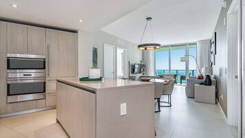 Suite de Luxo, 2 quartos, cozinha, vista para o oceano | Cozinha privada | Um frigorífico/congelador grande, um micro-ondas, um forno