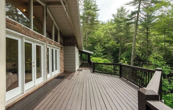Mid-century Mountain Retreat With Amenities. Clean, Spacious, Large Deck & Views - Sapphire, NC